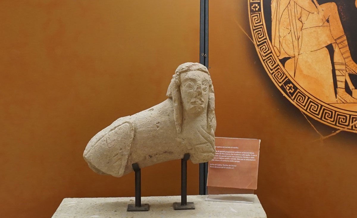 La Sfinge e altre creature fantastiche al Museo Archeologico di Ischia ...
